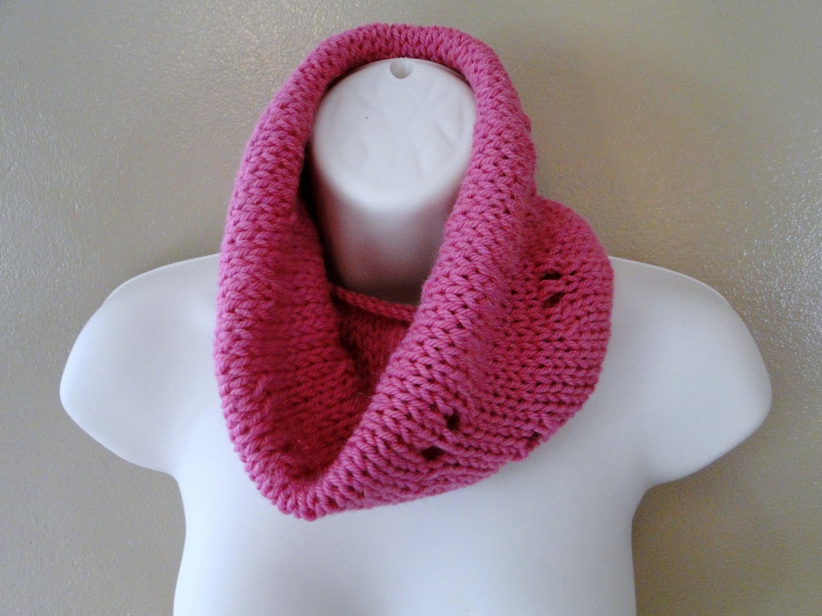 Ruby Knits: Free Pattern Friday - Eyelet Cowl