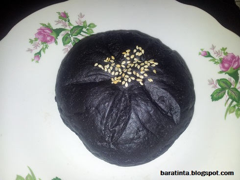 Jajan #30 - Pernah Coba Makan Roti Berwarna Hitam? - BARA TINTA