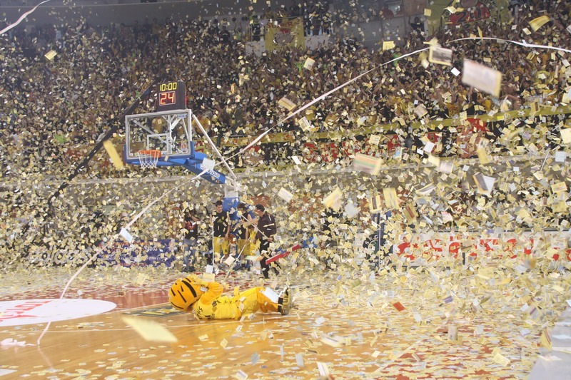 Afición del Aris de Salónica, mejores aficiones de Europa - FOTOS ...