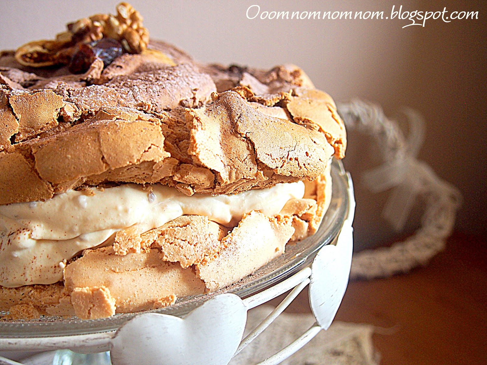 Ooomnomnomnom !: Tort Dacquoise - tort bezowy z kremem kajmakowym i ...