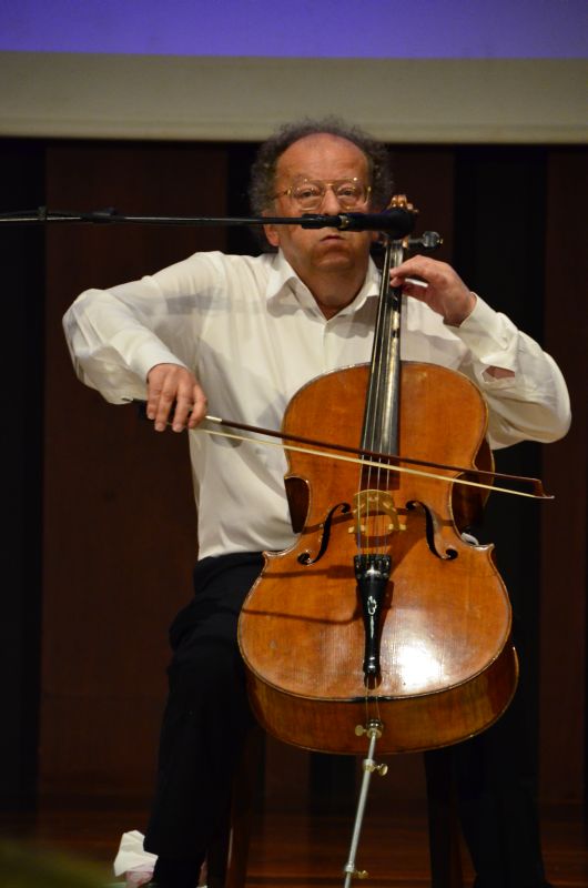 Andy goes around the world: Dr. Beat Richner und das Kantha Bopha