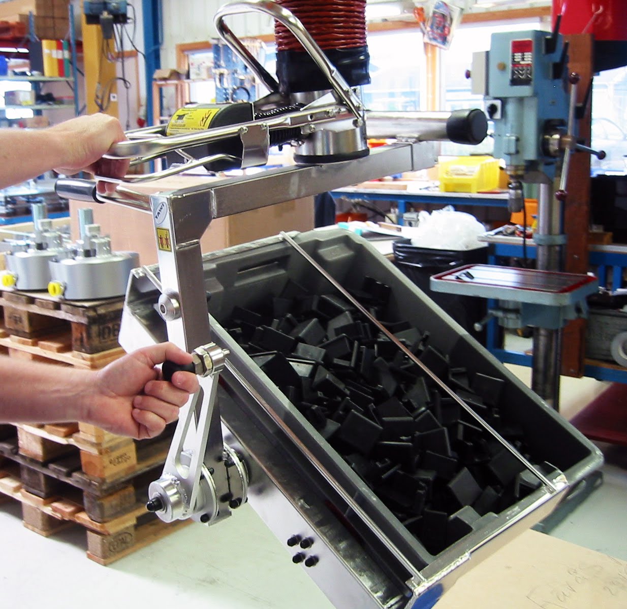 TAWIInternational: A wide range of ergonomic solutions for handling crates