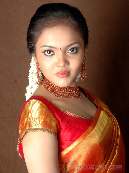 Photo Galleri: Actress Nikisha Desi Traditional Styles Spicy Stills ...