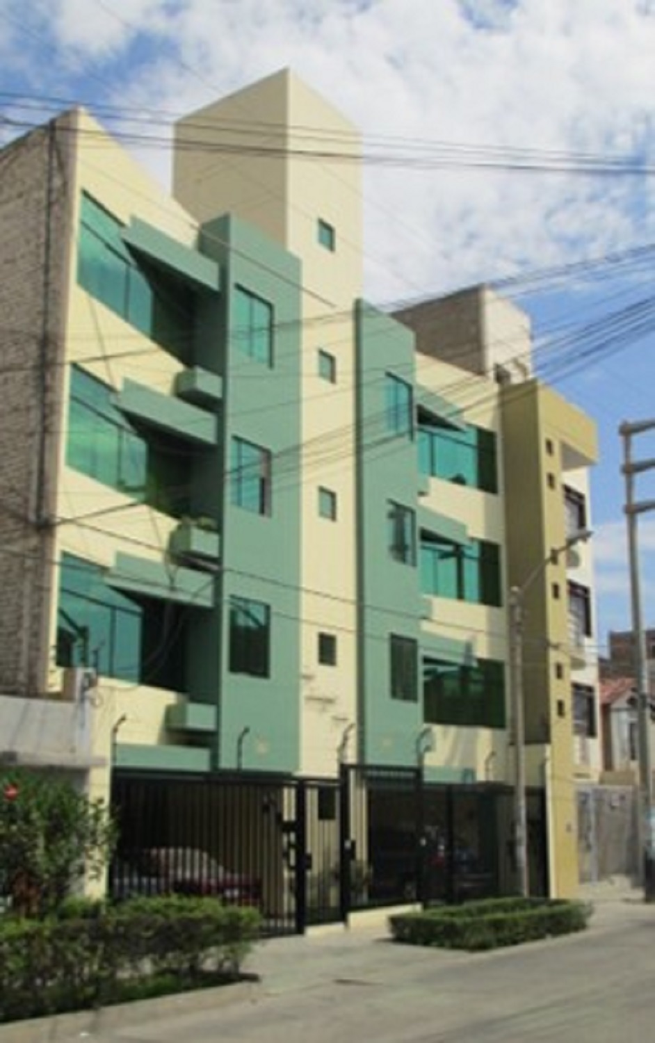 Fachadas de Casas: Casa multifamiliar de cuatro pisos