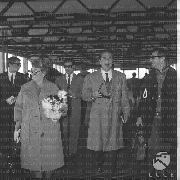 ROSSANO BRAZZI: Arrivano da New York Rossano Brazzi e la moglie Lydia 1962s