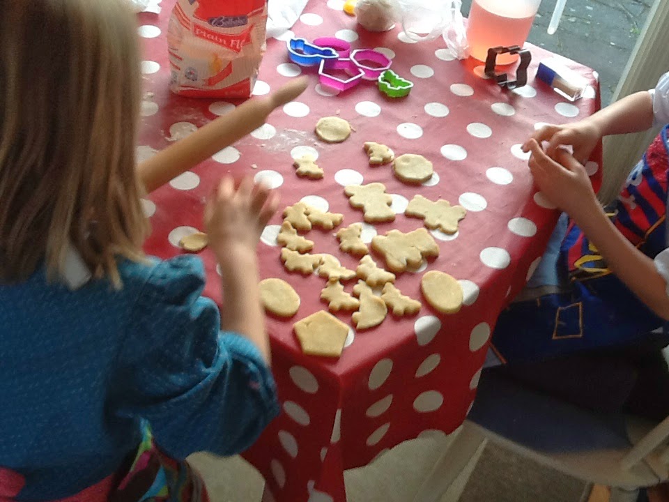 The Feverish Feltist: Baking cookies with kids