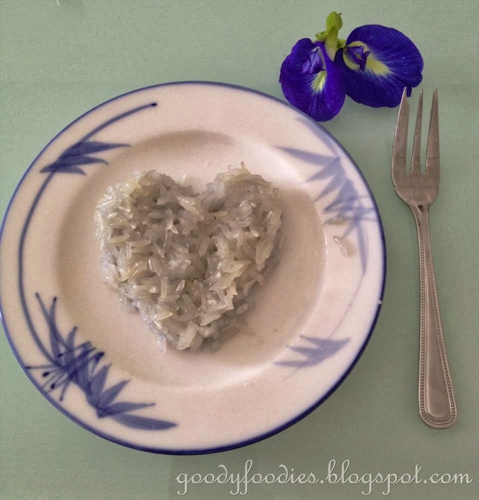GoodyFoodies: Recipe: Pulut Tai Tai (Nyonya blue steamed glutinous rice)