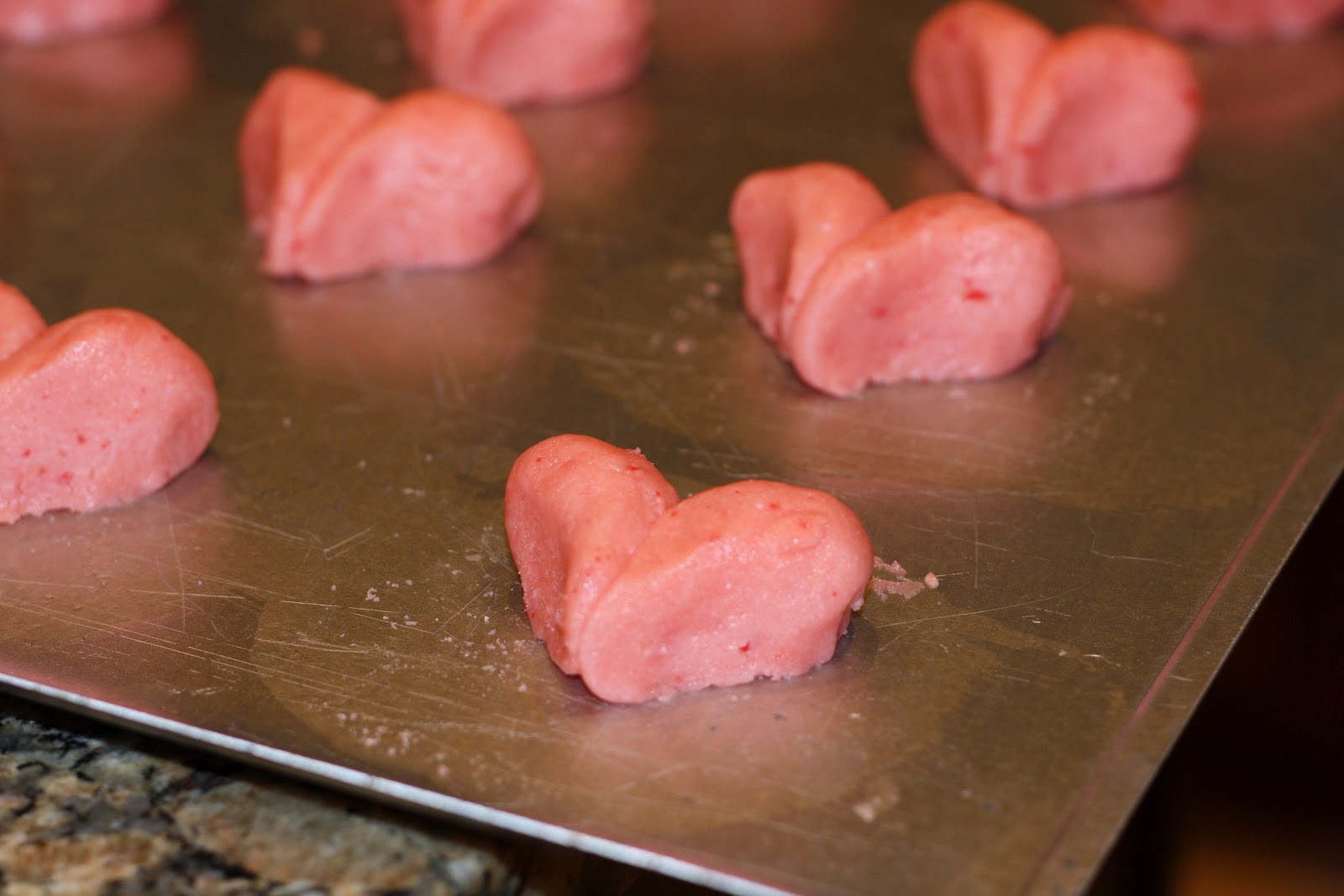 sunday sweets: strawberry heart-shaped oreos