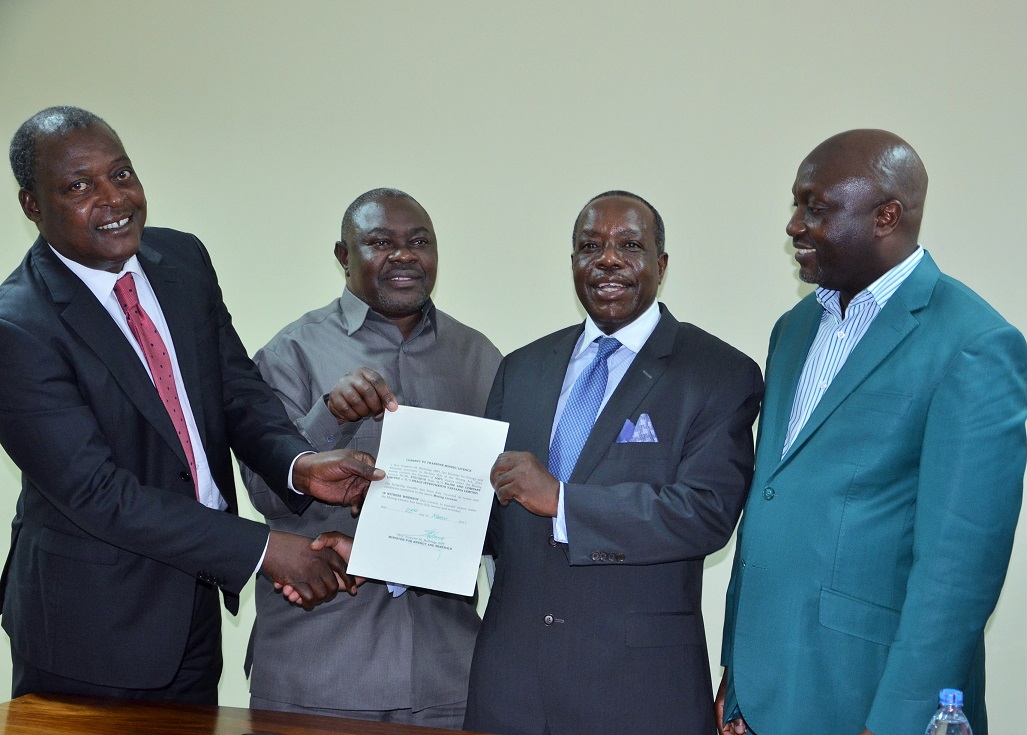 MATUKIO @ MICHUZI BLOG: PROFESA MUHONGO ASAINI LESENI ZA MADINI