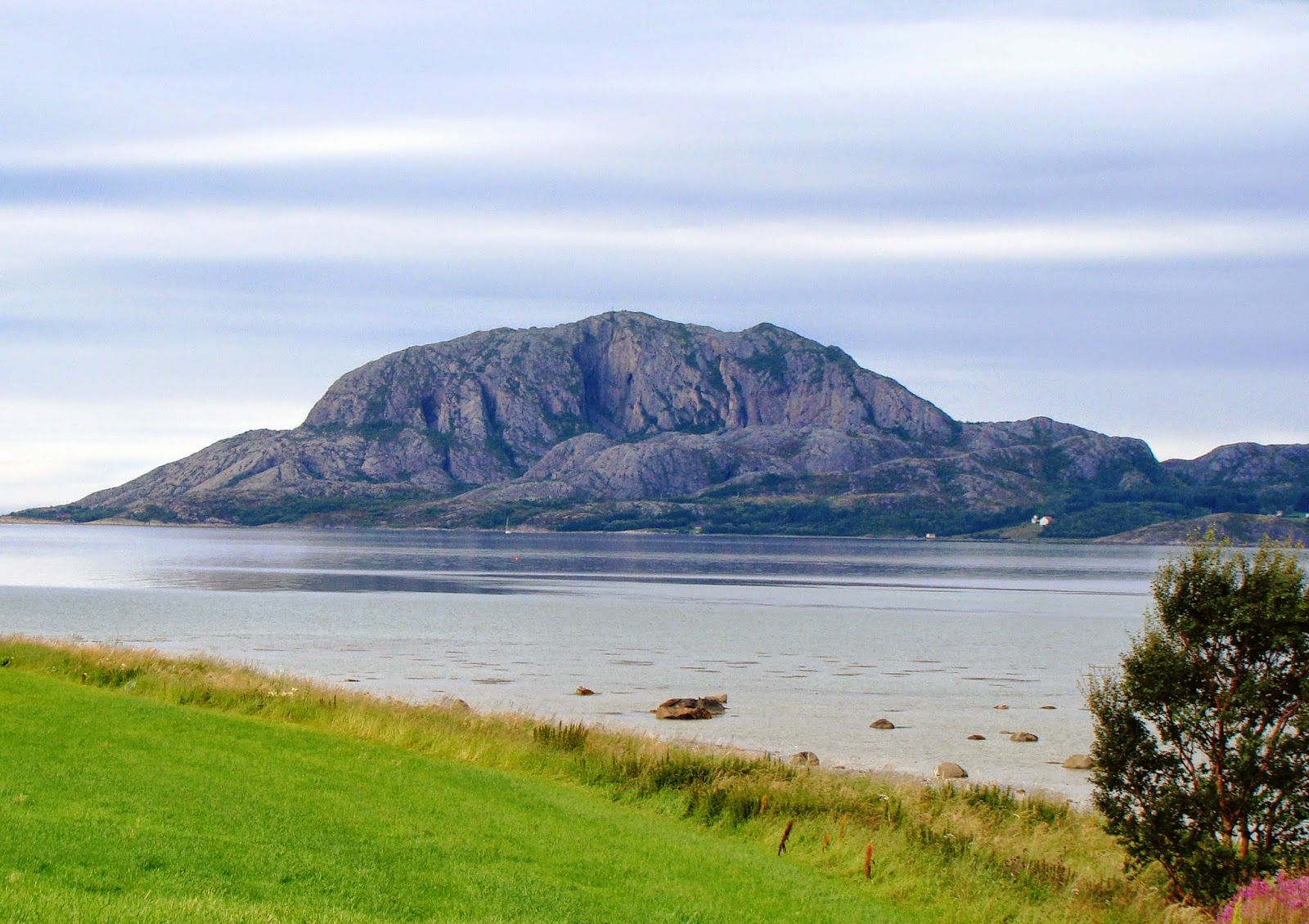 Et stort stykke Norge: Torghatten og sagnet om Helgelandsfjellene (2011)
