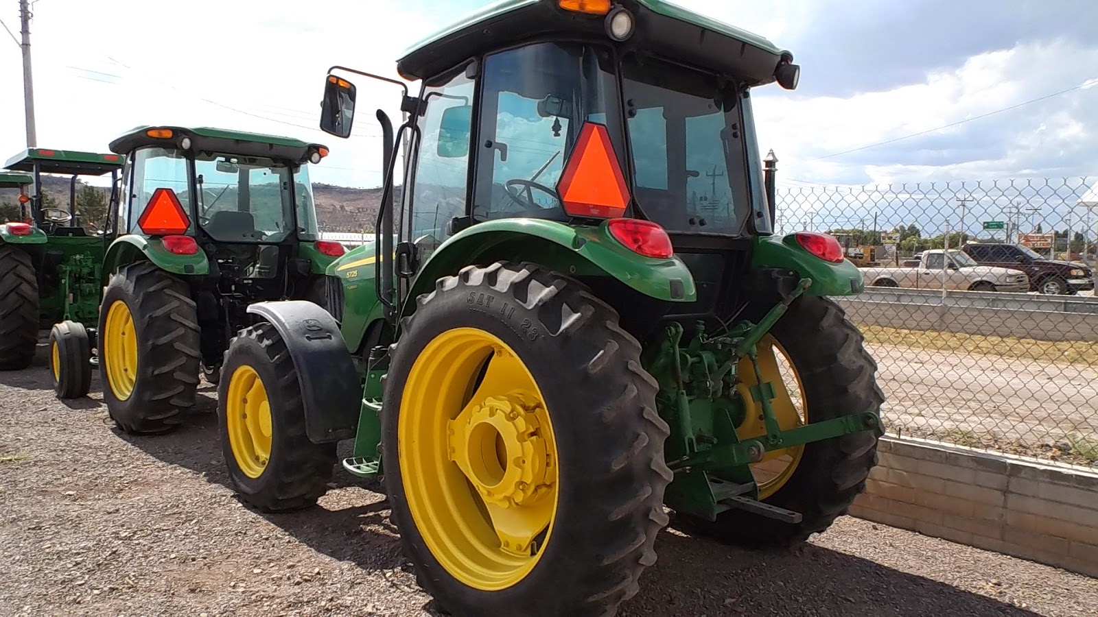 MAQUINARIA AGRICOLA INDUSTRIAL: Tractor John Deere 5725, 4x4 ...
