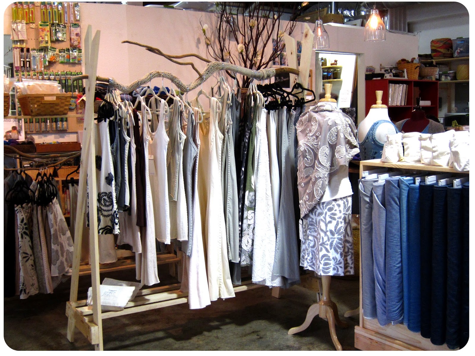 Quilt Otaku: Alabama Chanin DIY Trunk Show: Run, don't Walk!