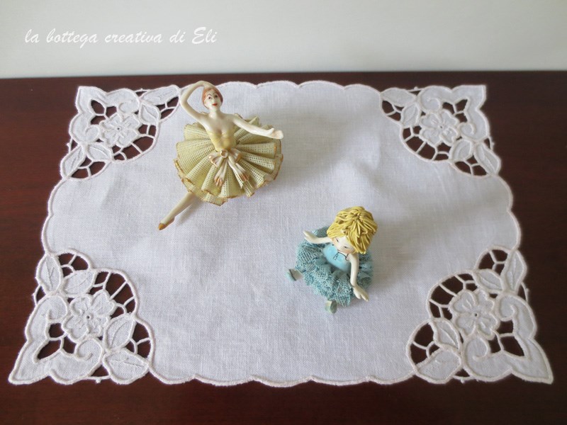 la bottega creativa di Eli: RICAMO AD INTAGLIO SU CENTRO RETTANGOLARE