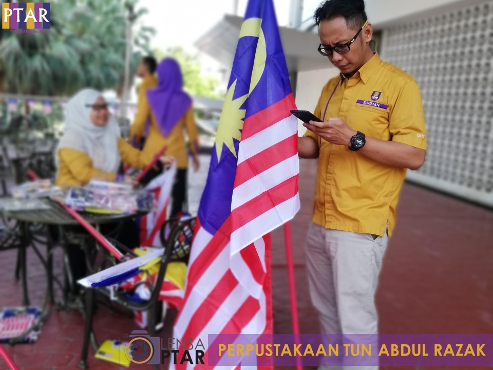 Gotong -Royong Pemasangan Bendera Semarakkan Semangat Kemerdekaan ... Gotong -Royong Pemasangan Bendera Semarakkan Semangat Kemerdekaan ...