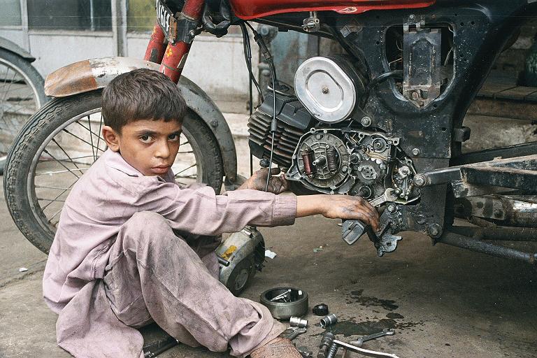 Deep roots of child labour in Pakistan | Pakistan Drama Times