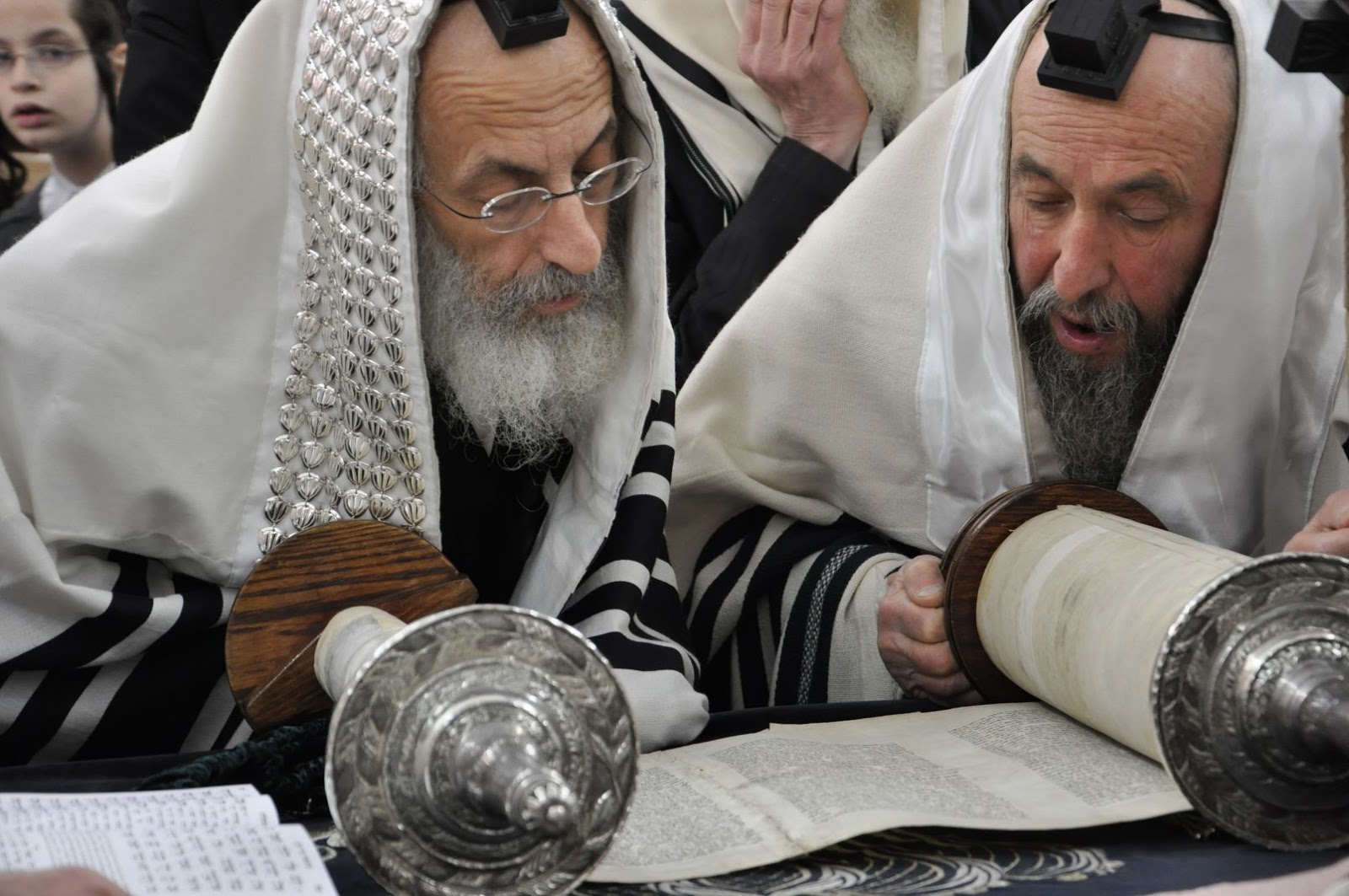 דולה ומשקה: Pictures: The Rebbe and the Baal Shem Tov's Sefer Torah