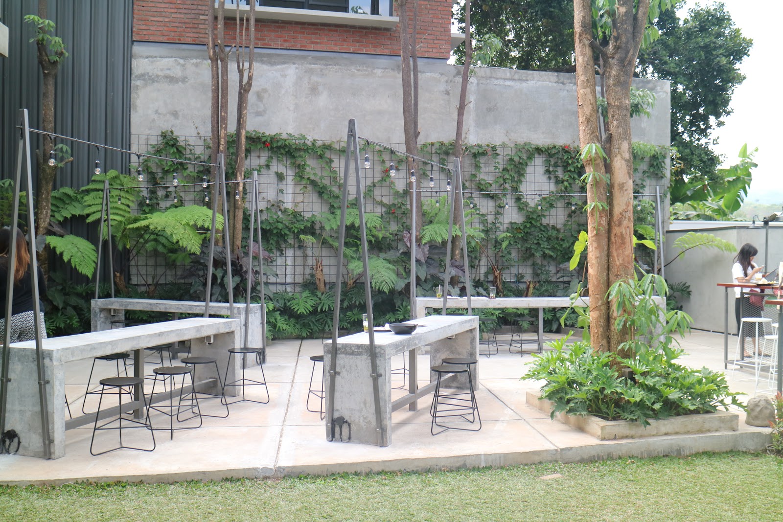 CAFÉ BARU DI BANDUNG: KALPA TREE RESTO CIUMBULEUIT