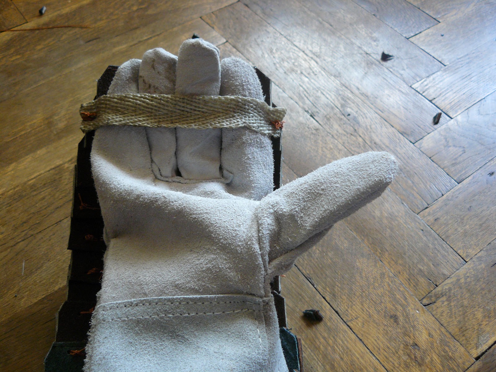 Buskador's LARP: How to make a leather mitten and keep your fingers safe