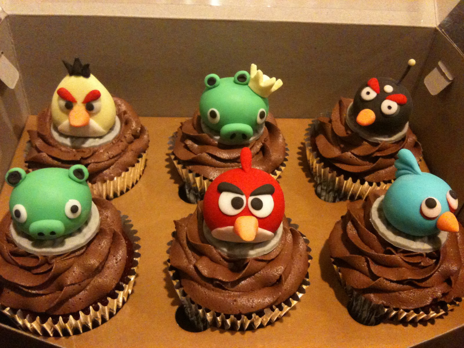 scrumptious homemade: angry bird cupcakes