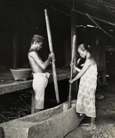 Indonesia Zaman Doeloe: Menumbuk padi di lesung, zaman doeloe