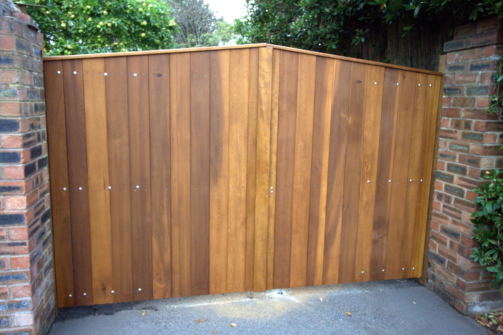 TMc Woodworks: Driveway gates - Part 7 - cladding