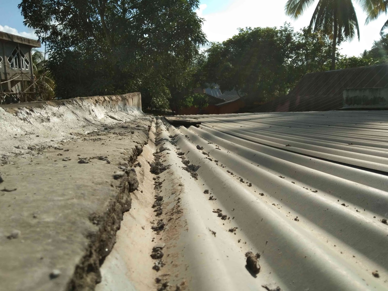 Cara ampuh menambal kebocoran atap pada pertemuan dinding dan seng ...