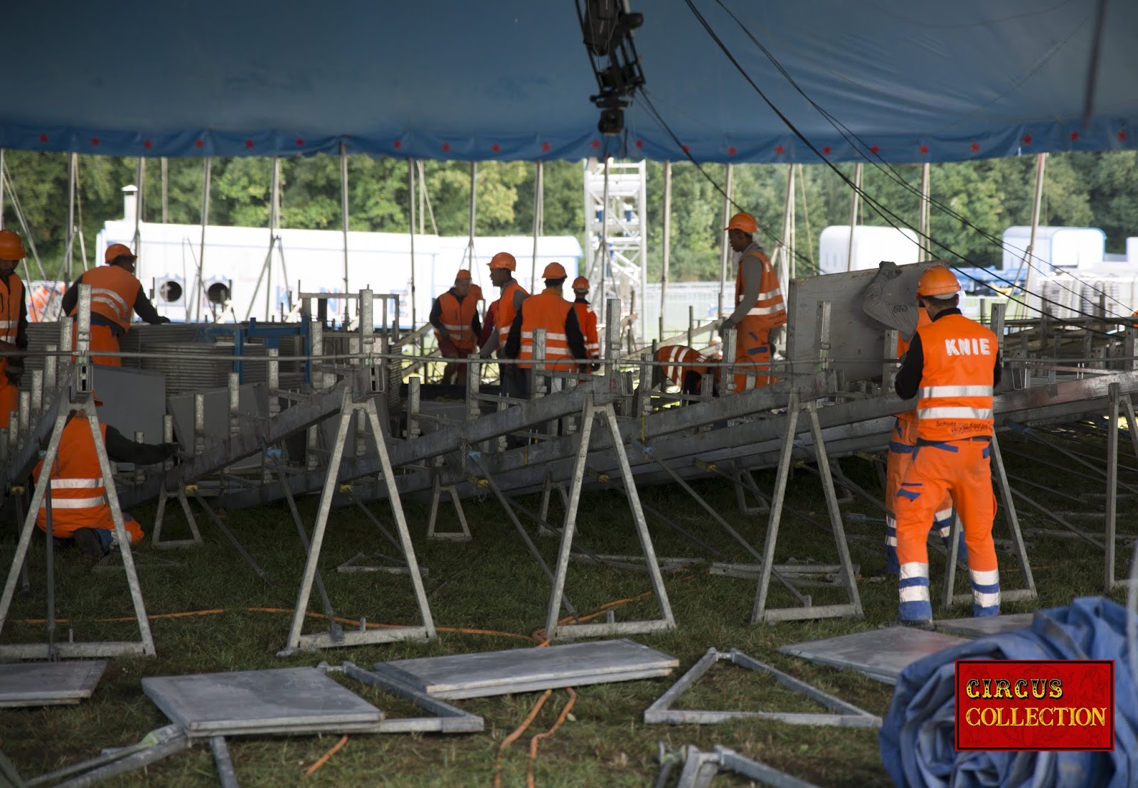 Circus -Collection: Cirque Knie 2018, montage des gradins et de l ...