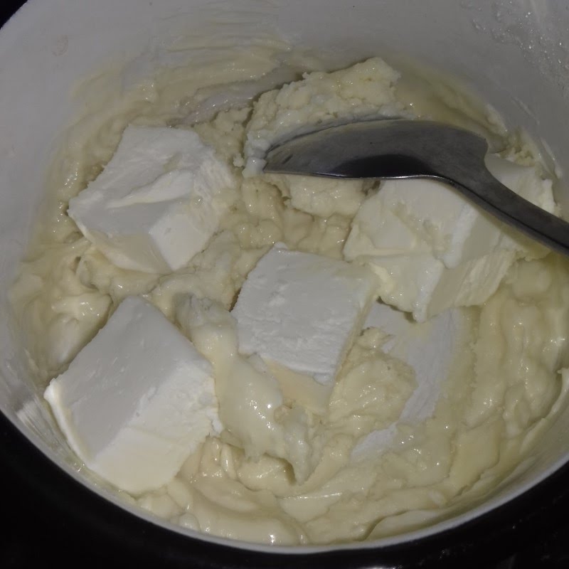 Rulada alba cu crema de unt cu bezea italiana si caramel