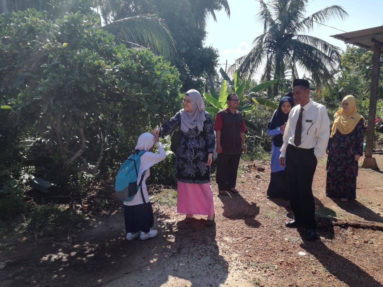 Sekolah Kebangsaan Parit No 5: Pemberian Bantuan Kepada Murid Kurang ...
