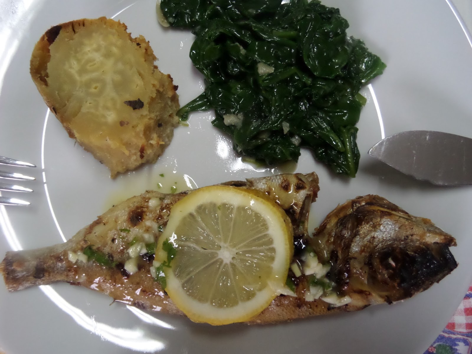 Peixe grelhado com batata doce assada no forno de lenha e espinafres ...
