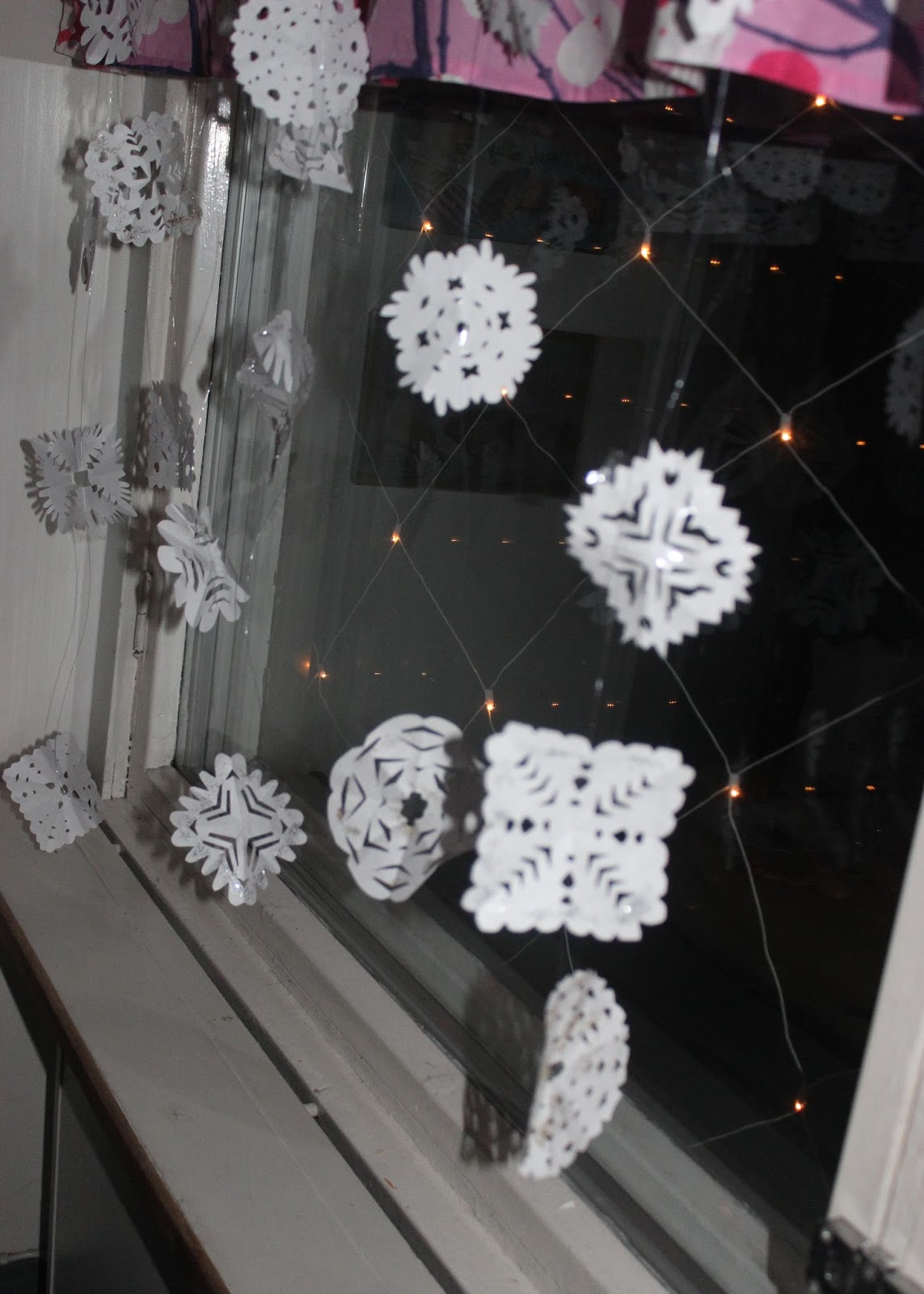 Nappikuja 6: Luukku 6: Lumihiutaleita paperista