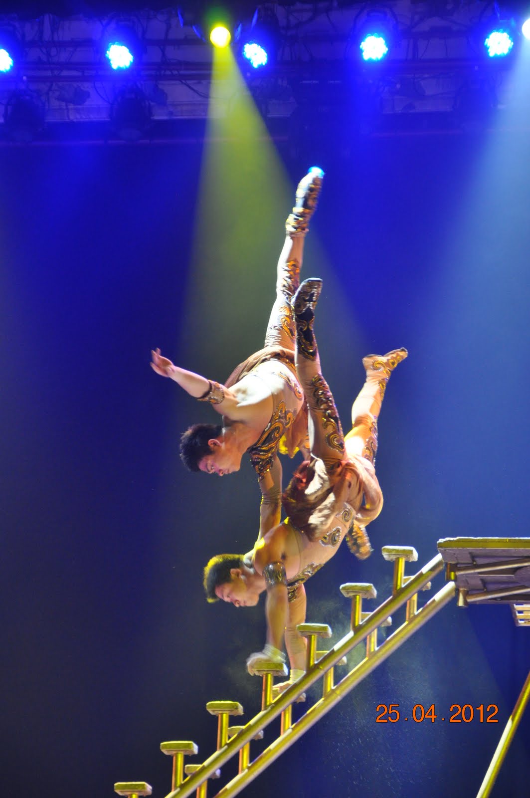 Do Outro Lado do Mundo: O Show Acrobático