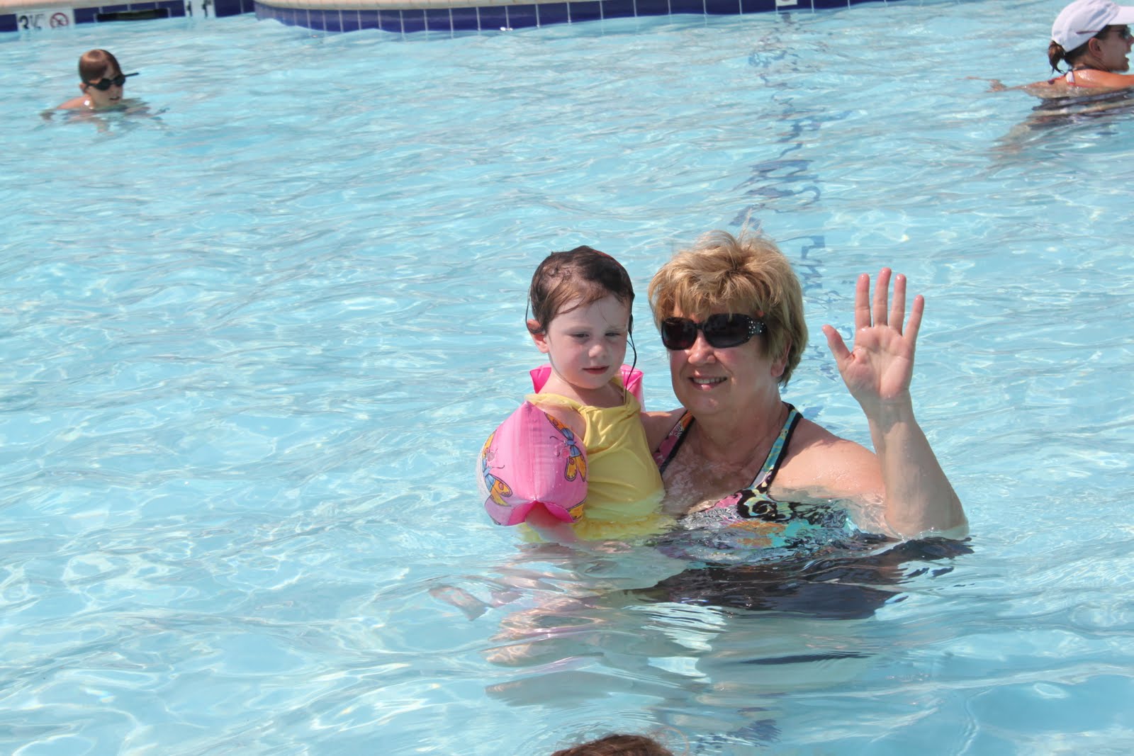 Mojoy: Poolside chicks