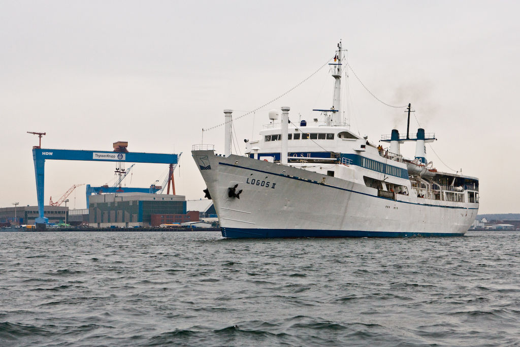 profvienani: logos hope ship