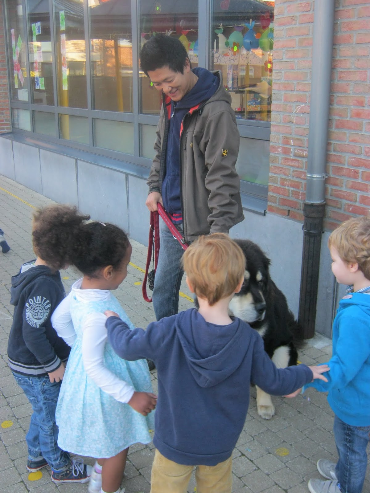 Welkom in de visjesklas: Bas ,de hond op bezoek.