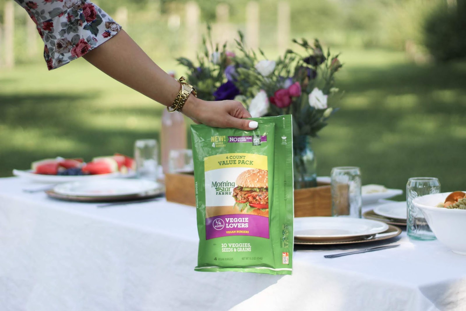 STYLED SUMMER PICNIC TABLESCAPE + ESSENTIALS | A Classy Fashionista