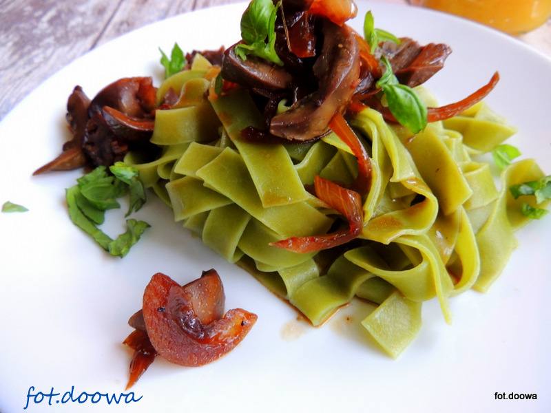 Cynadry wieprzowe z cebulką w winie ze szpinakowym pappardelle - Moje ...