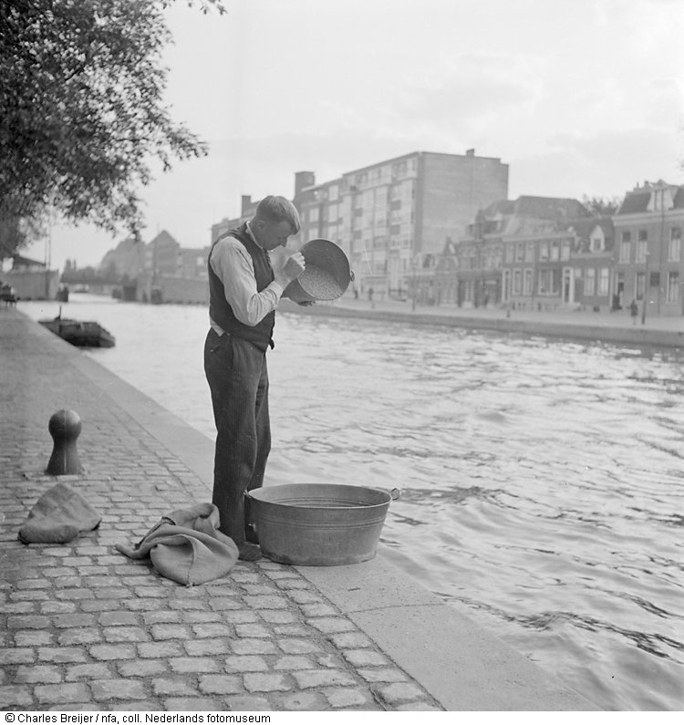 World 1900 - 1950: Dutch famine of 1944-1945 ( known as the Hongerwinter)