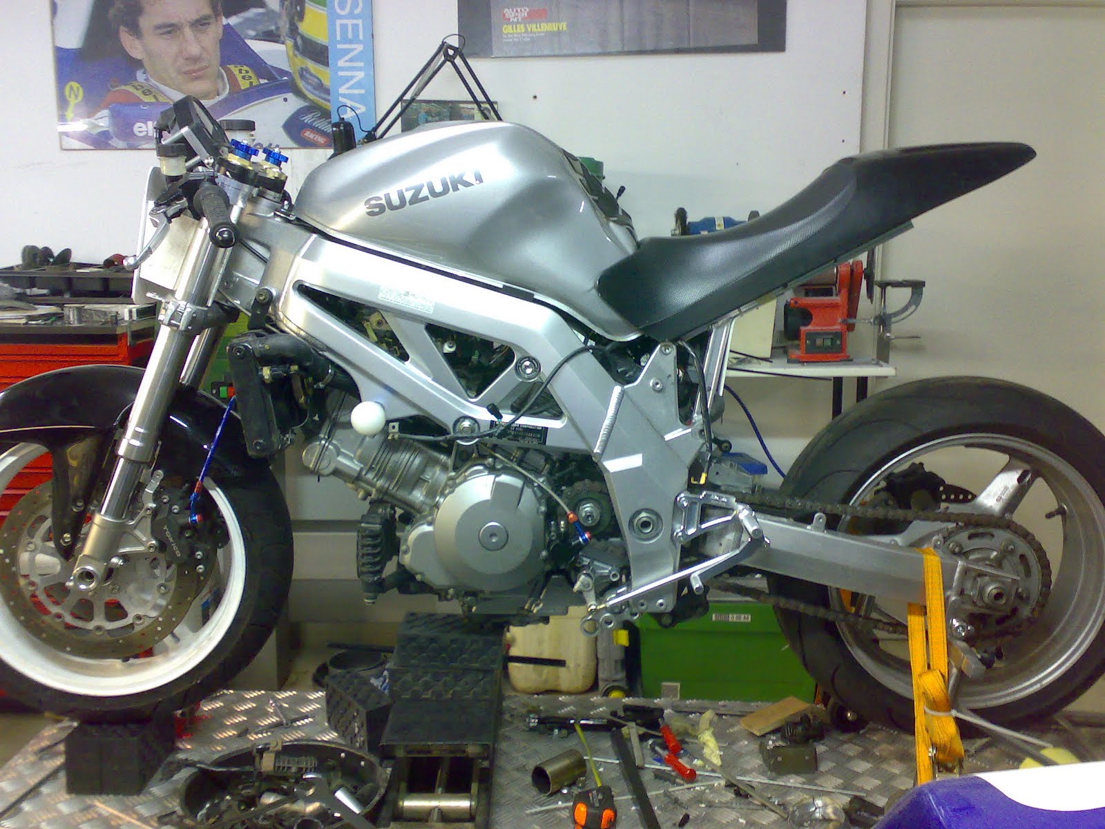 Racing Cafè: Suzuki "SV 1000 R" by MacGyver - Step 1