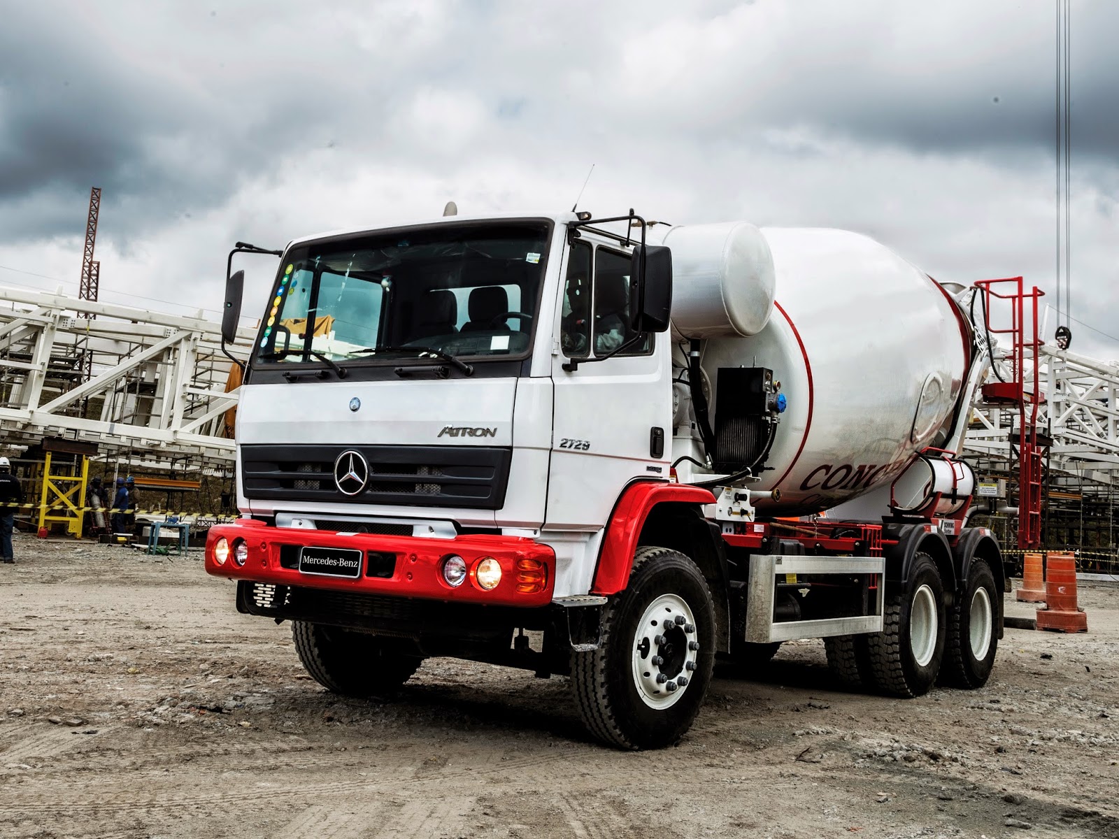 Blog do Paredinha: Caminhões Atron da Mercedes-Benz destacam-se pela ...