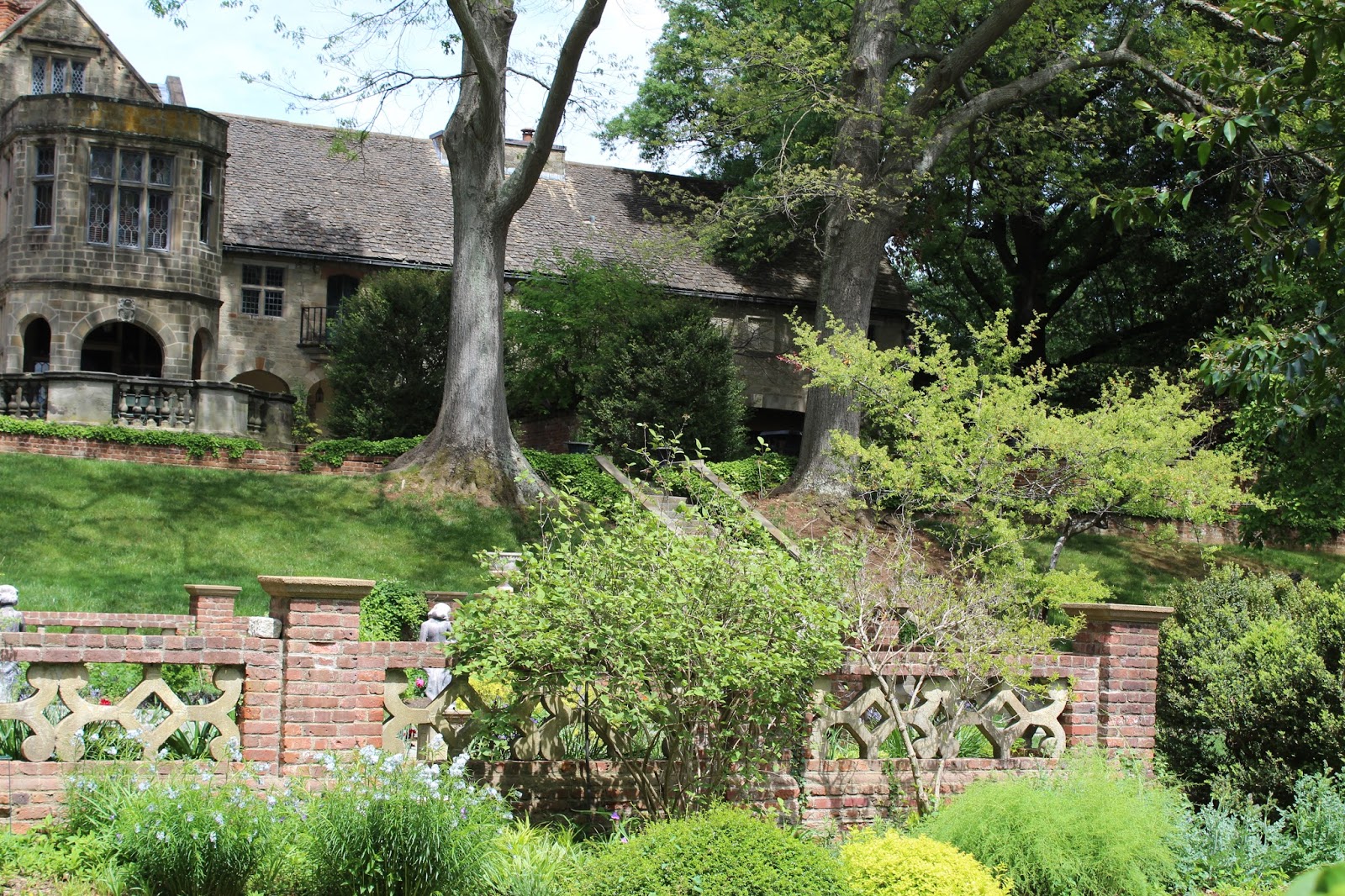 Royal Musings: And right next door to Agecroft Hall is Virginia House ...