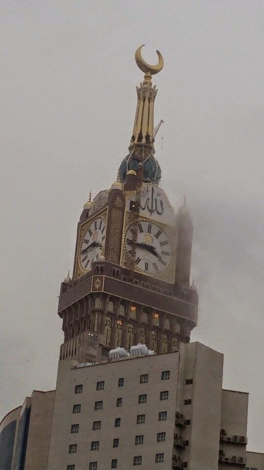 Lightning strikes Clock Tower Makkah