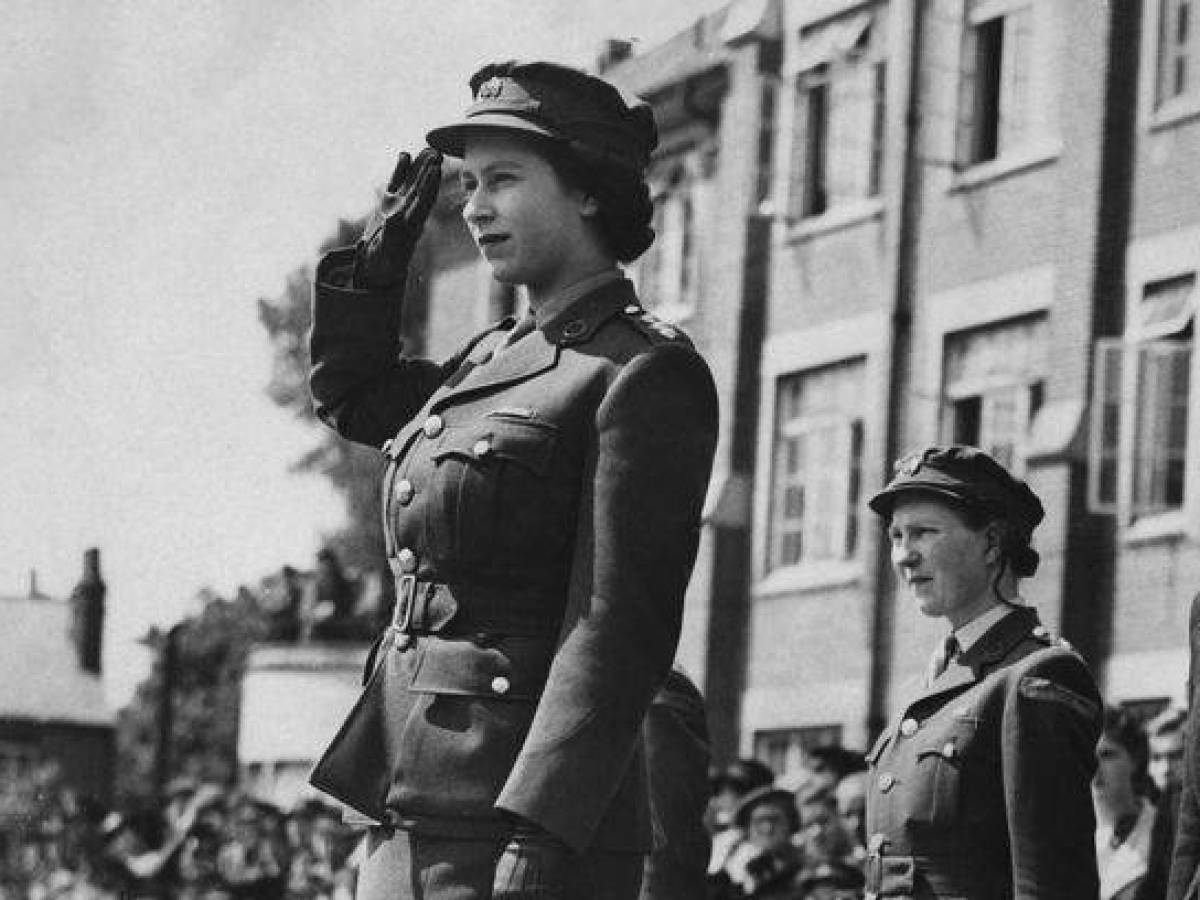 Welcome To Diggy Buzz: Queen Elizabeth Was A Badass Truck Driver And ...
