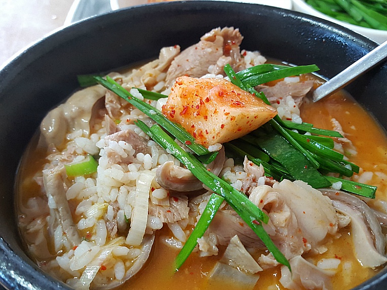 [Food] Dwaeji Gukbap (돼지국밥, Pork-Soup with Rice) ~ peacebreeze