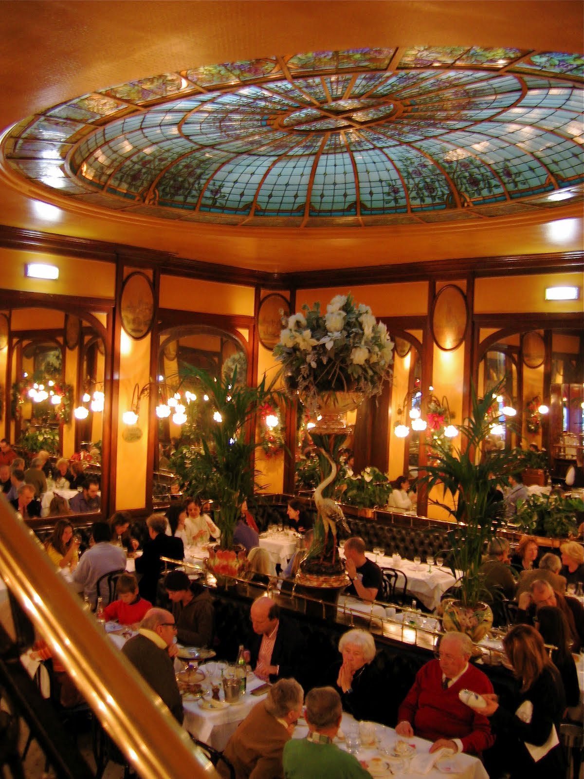 SANDY LEONARD SNAPS: Bofinger, Paris. December, 2005