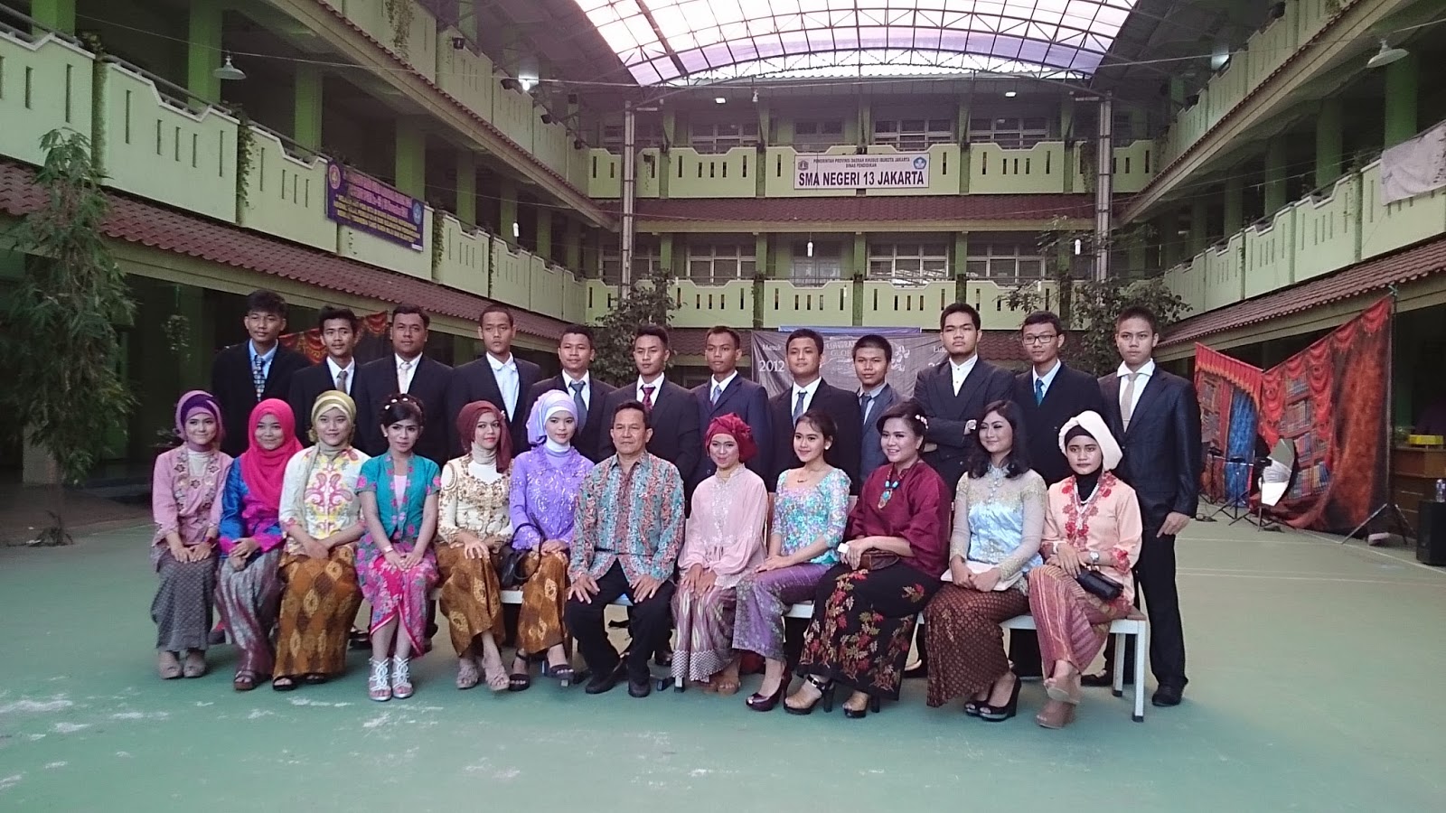 INDAHNYA WISUDA DAN PELEPASAN SISWA KLS XII SMAN 13 JAKARTA TAHUN 2015