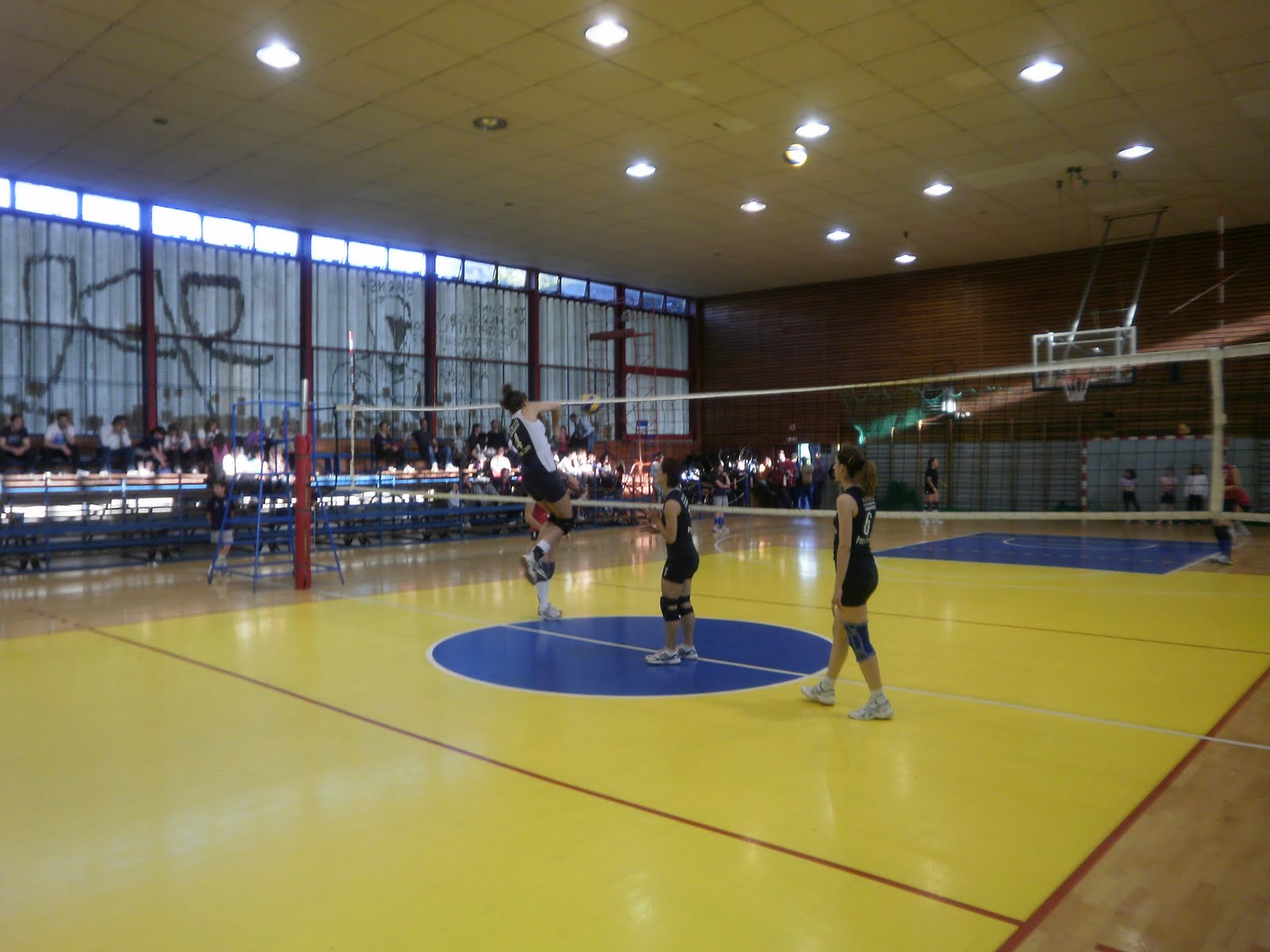 ΝΙΚΗ ΑΜΑΡΟΥΣΙΟΥ VOLLEY : Εικονες απο το 'Σπυρος Λουης'.