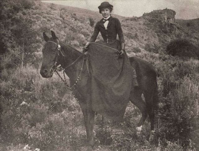 22 Amazing Vintage Photographs of Women Riding Side-Saddle From the ...
