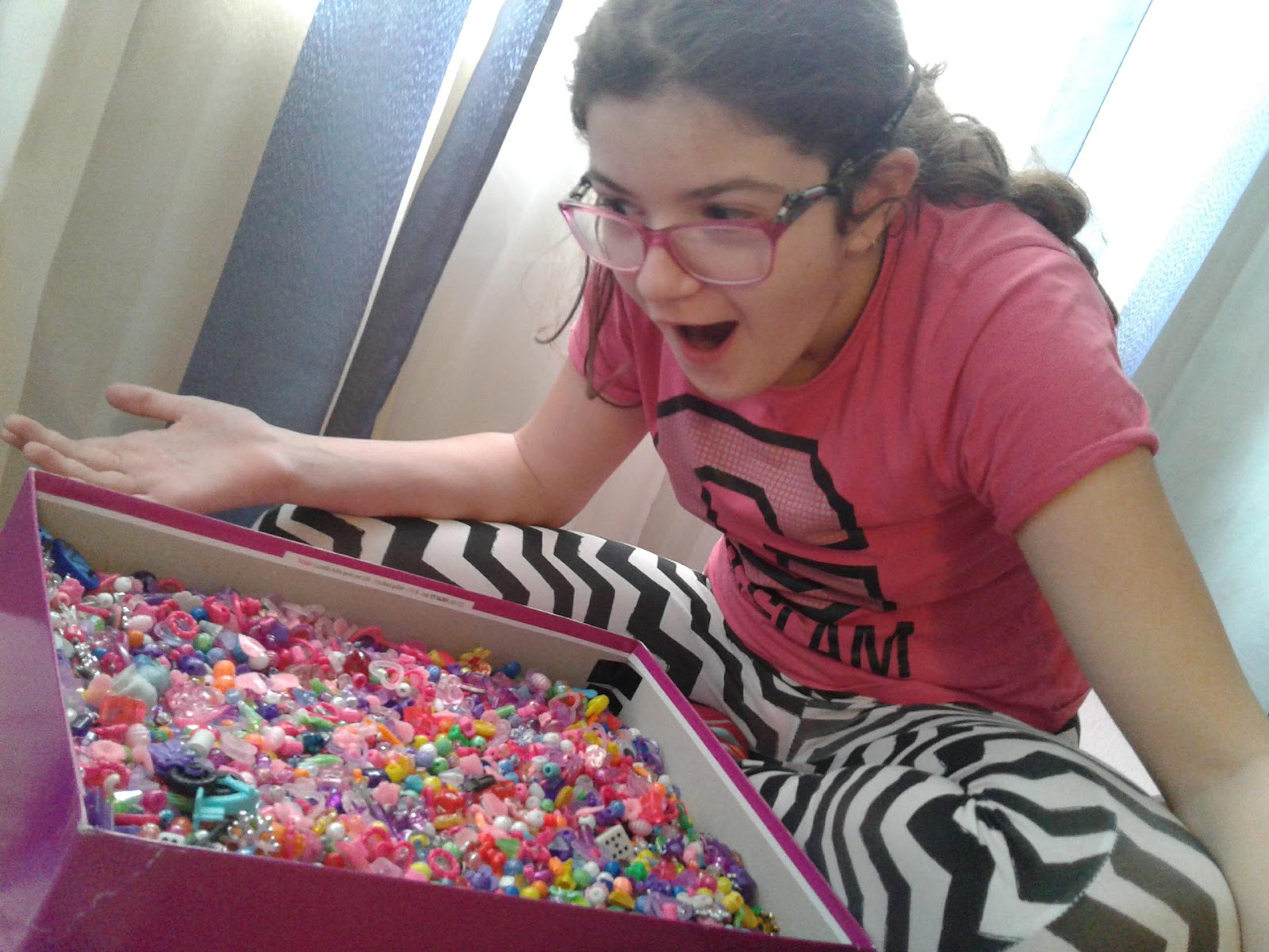 Cine te educă prin jocuri și zâmbete?