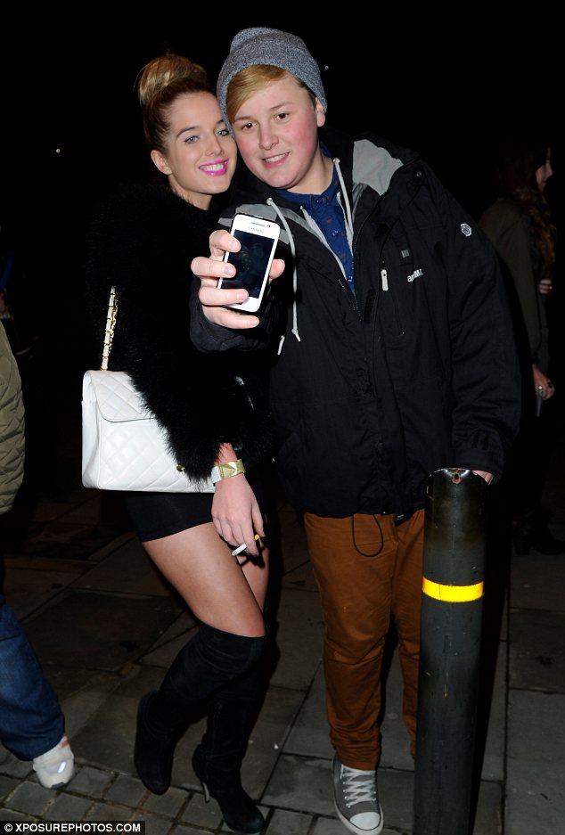 CELEBRITY LIFE-NEWS-PHOTOS: Helen Flanagan fuma a Londra